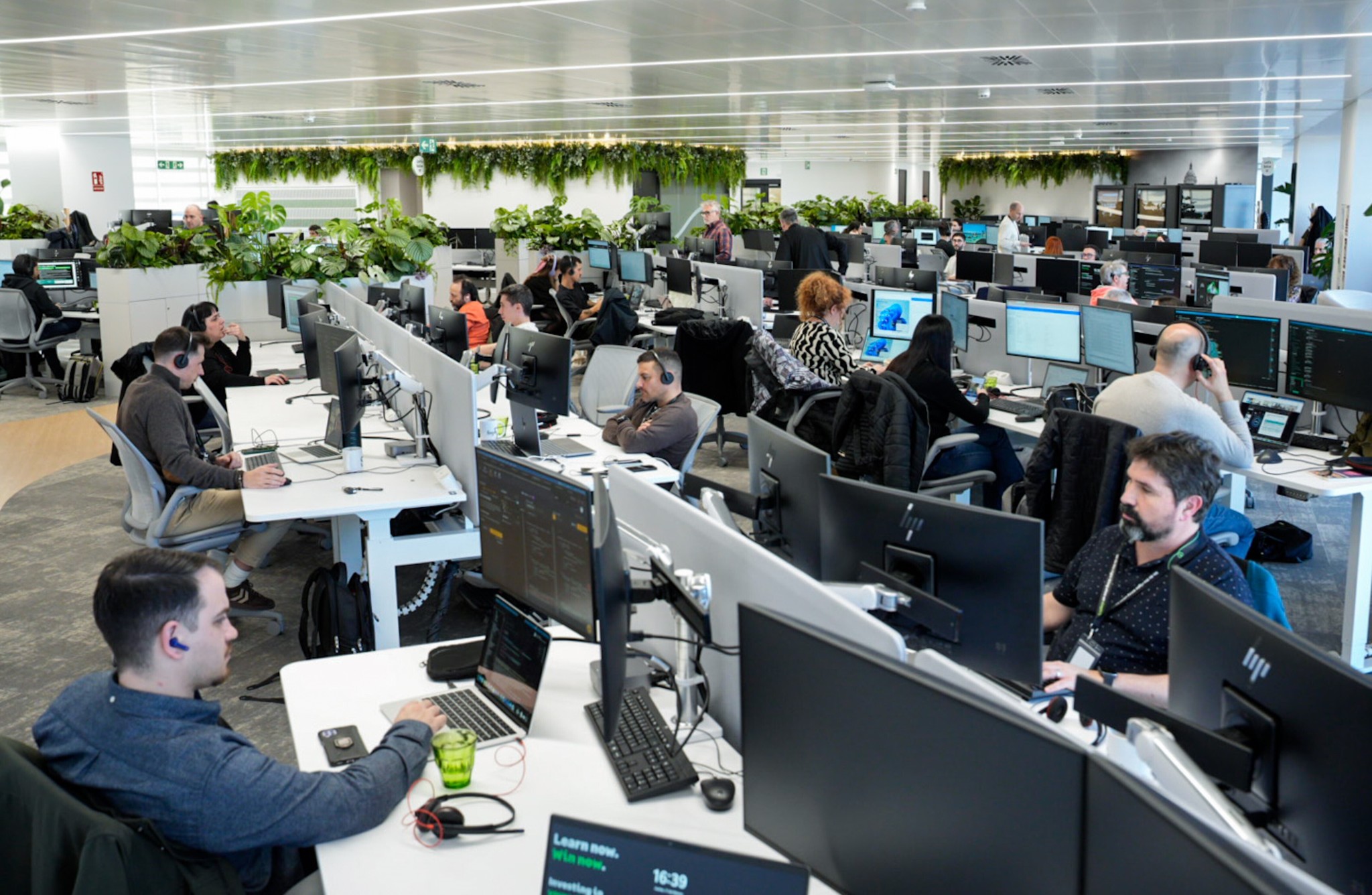 Las ofertas de empleo joven caen un 27% en el sector digital de ...