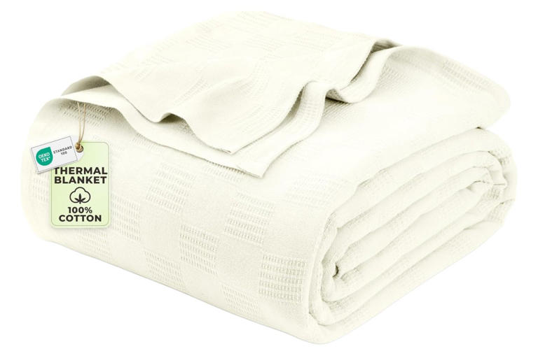 Shoppers are reaching for this 100% cotton blanket over their heat ...
