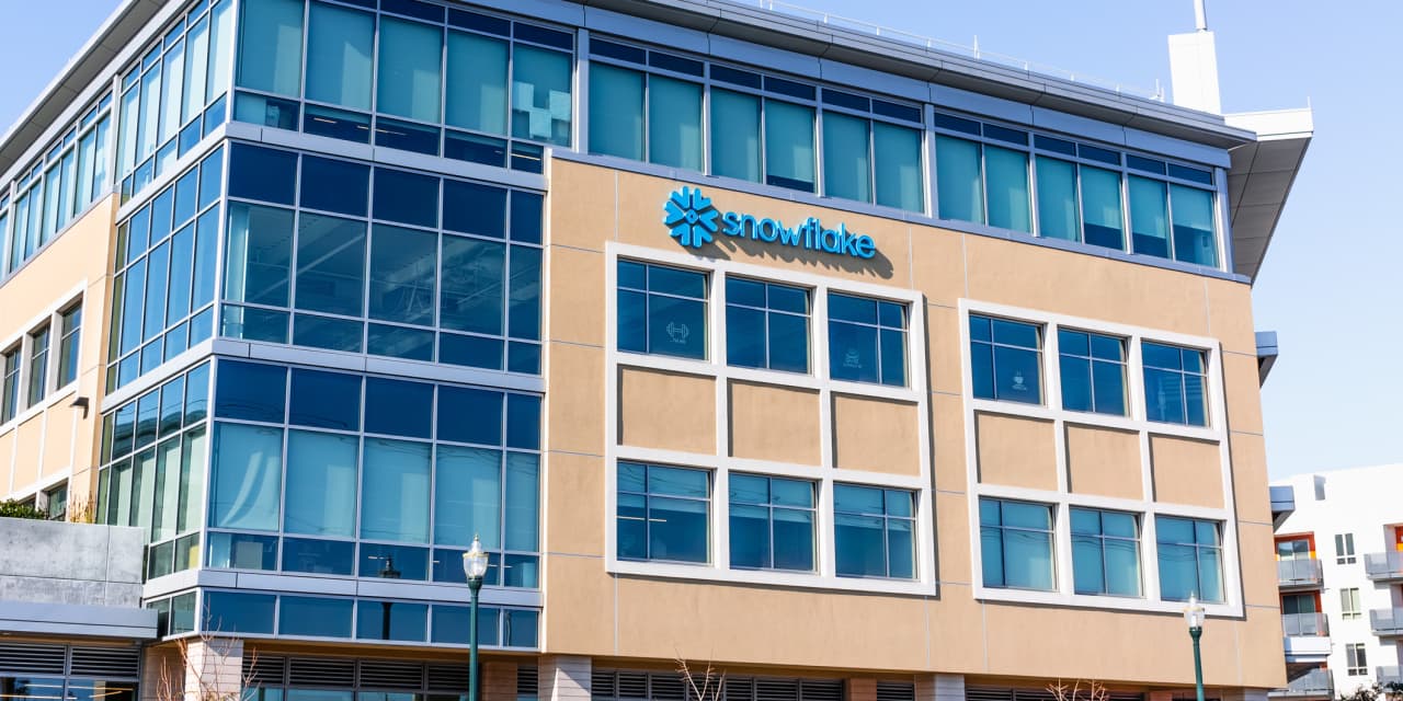 Snowflake’s stock surges nearly 40% as AI acceleration drives record ...