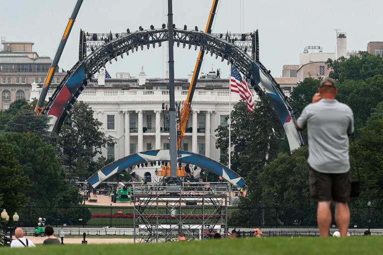 What happens if it rains during the UFC event on the White House lawn?