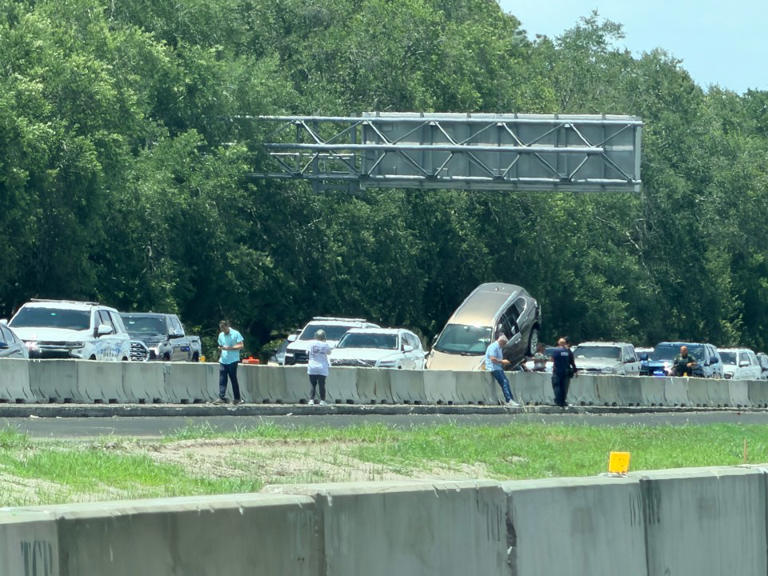 Multi-car crash closes southbound lanes on I-75 in Sarasota County; 3 ...
