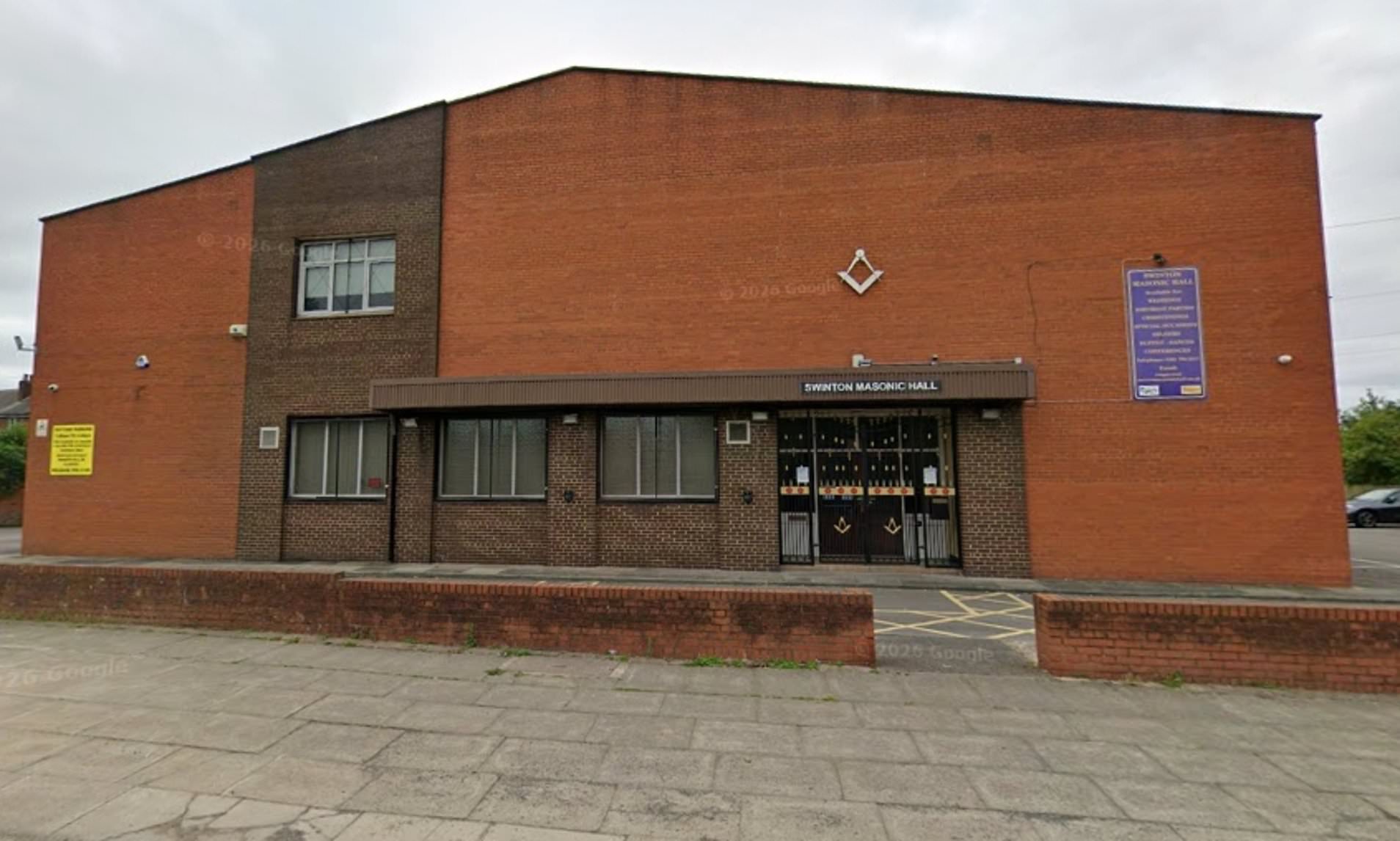 Balaclava-clad men 'armed with BB gun and bat' hold up antiques sale ...