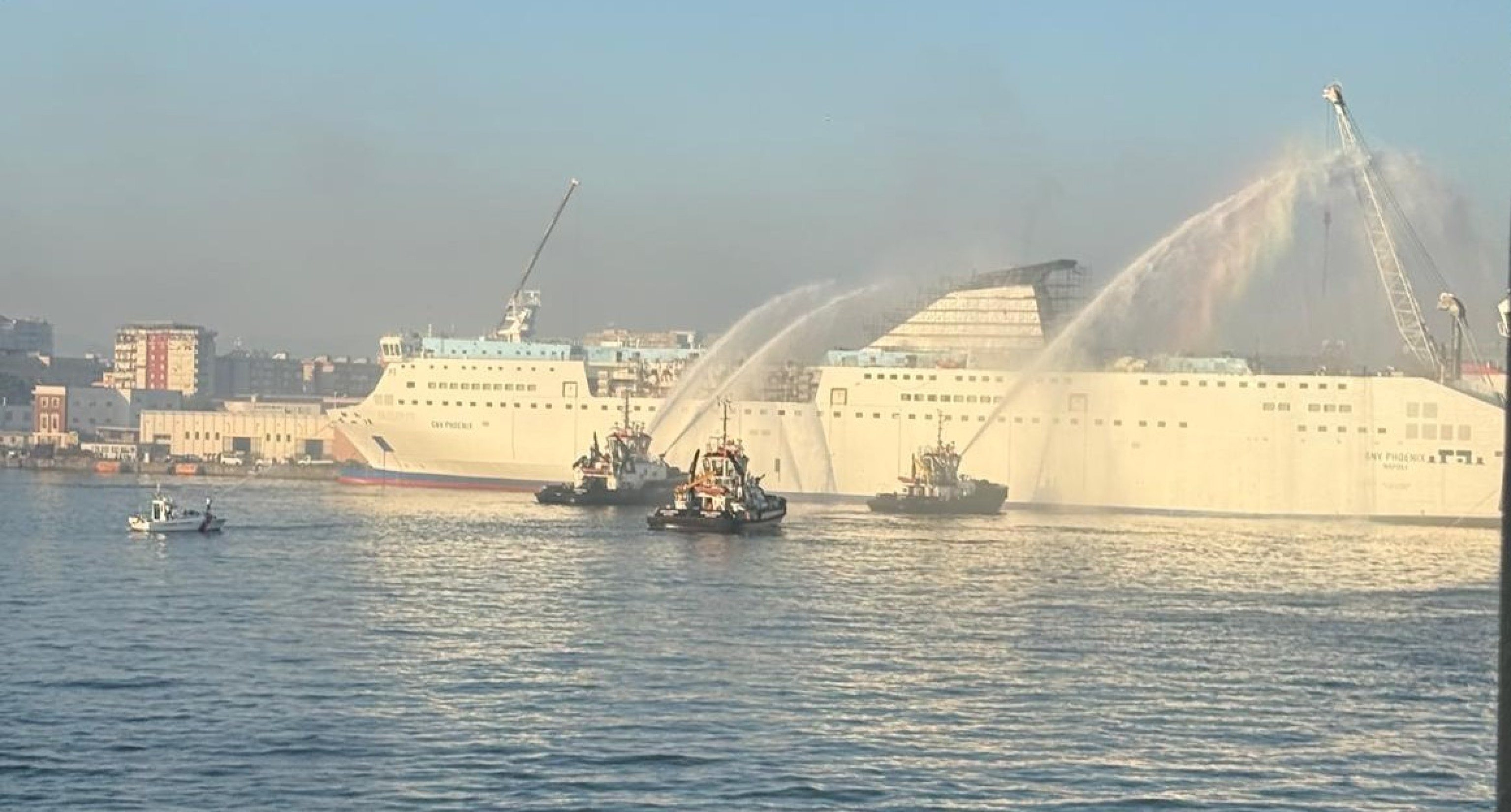 Incendio su una nave in cantiere nel porto di Napoli, nessun ferito