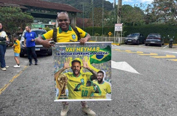 Torcedor vê Neymar como esperança do hexa na chegada do Brasil à Granja ...