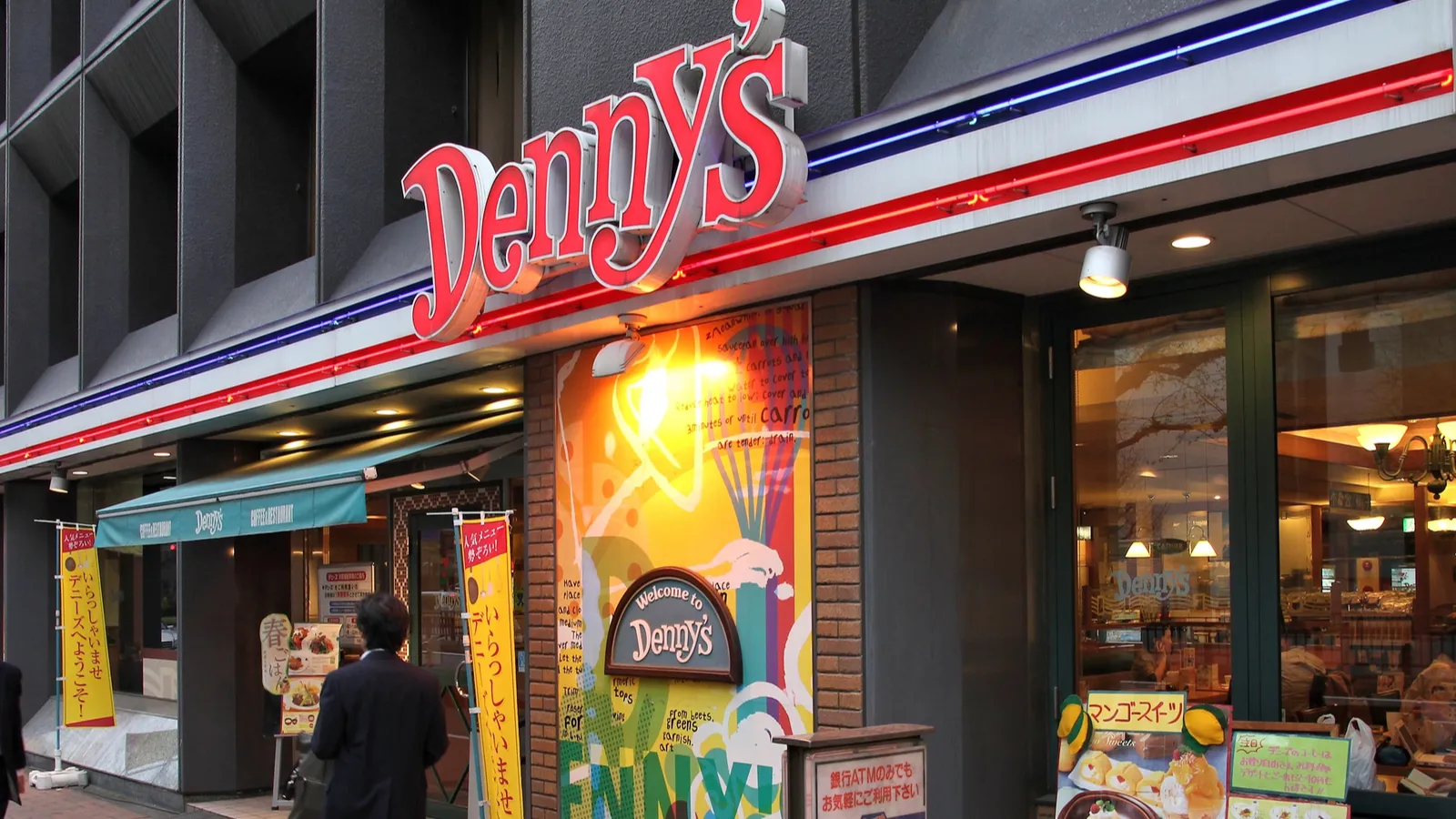 How 7 chain restaurants are keeping oversized pancake stacks relevant ...