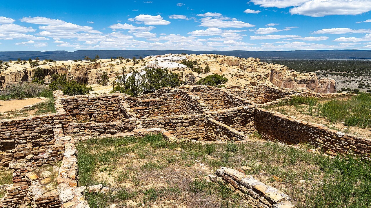 A single pool of water in New Mexico made this sandstone cliff the ...
