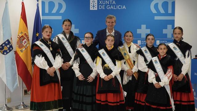 Las Meigas de las Hogueras de San Juan de A Coruña condecoran a Alfonso ...