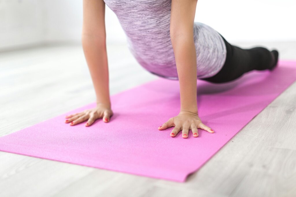 Como escolher tapete de yoga: guia completo do mat ao acessório