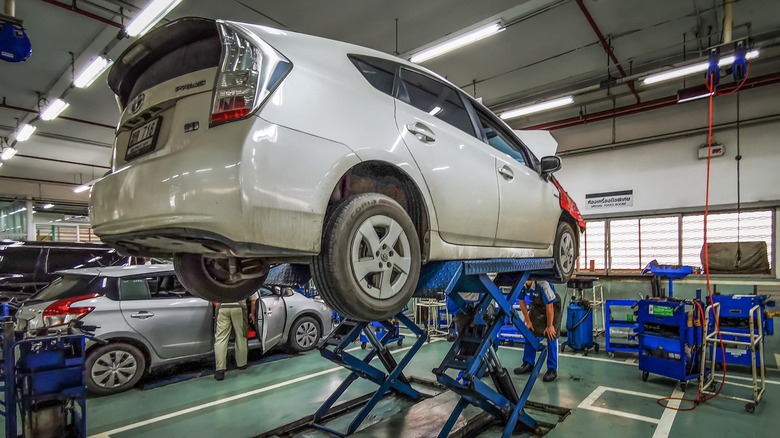 Here's what happens when a hybrid car's high-voltage battery runs out ...