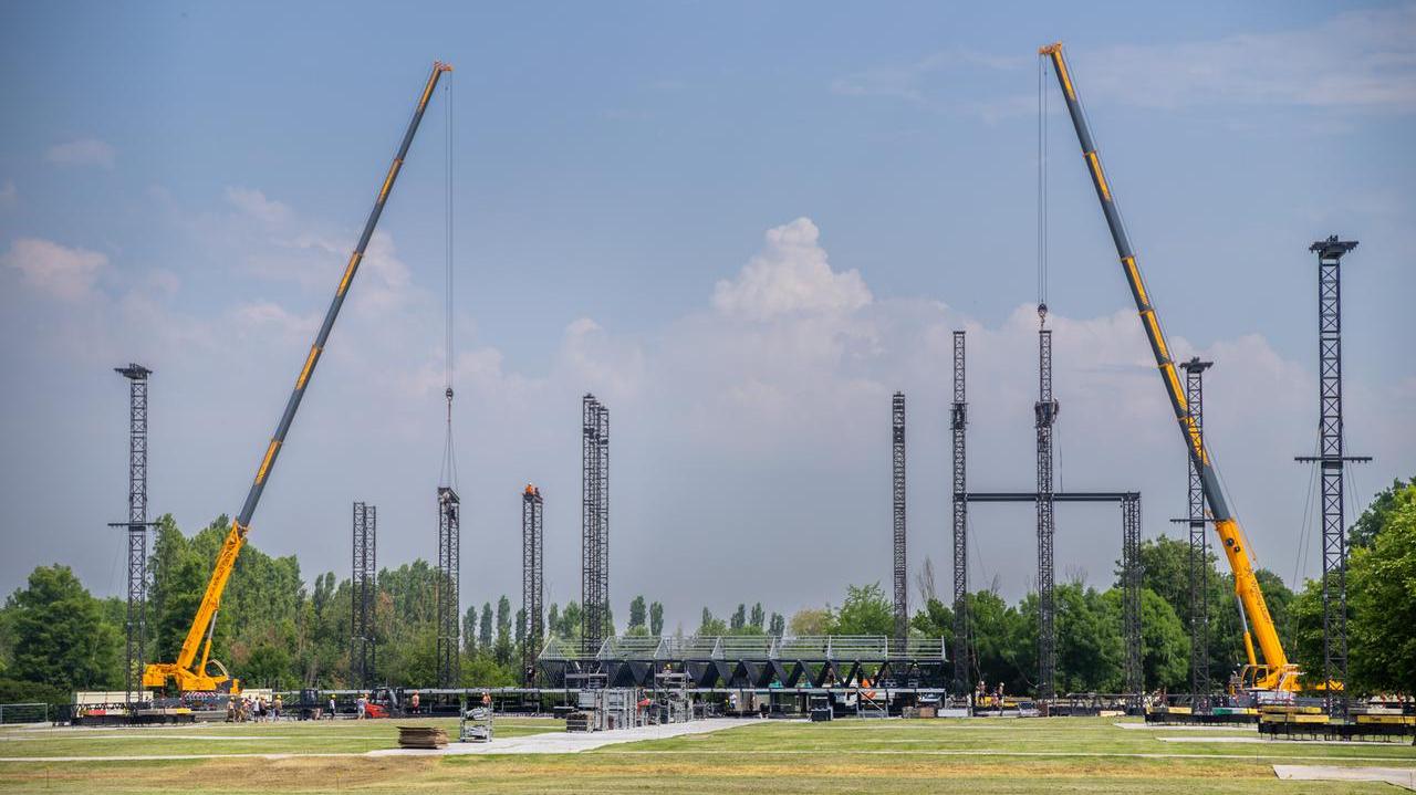 Vasco a Ferrara, prende forma «sua maestà il palco»