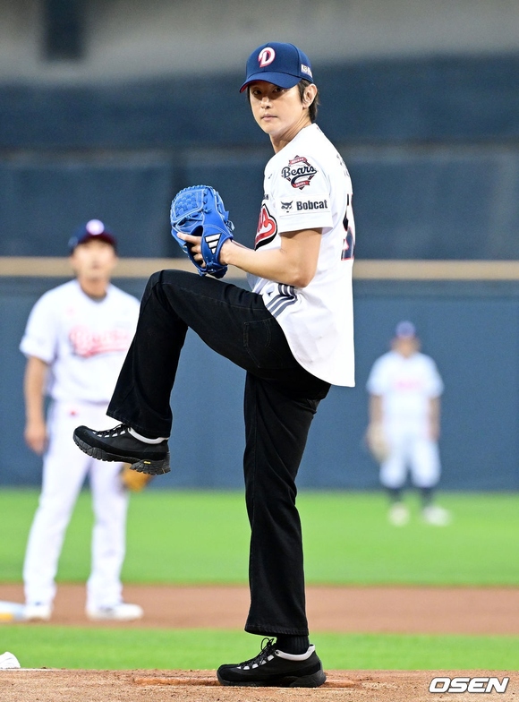 【PHOTO】クォン・ユル、始球式に登場…魅力的なユニフォーム姿