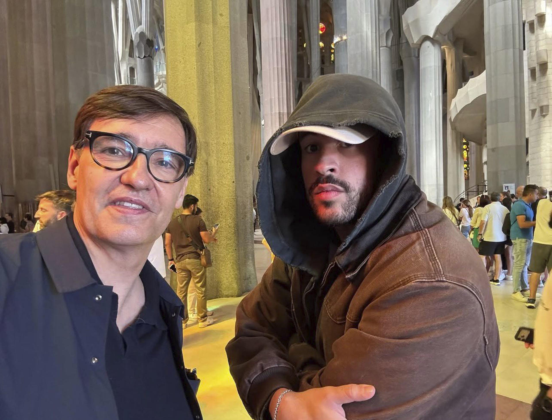 Salvador Illa publica en sus redes sociales un selfi con Bad Bunny en ...