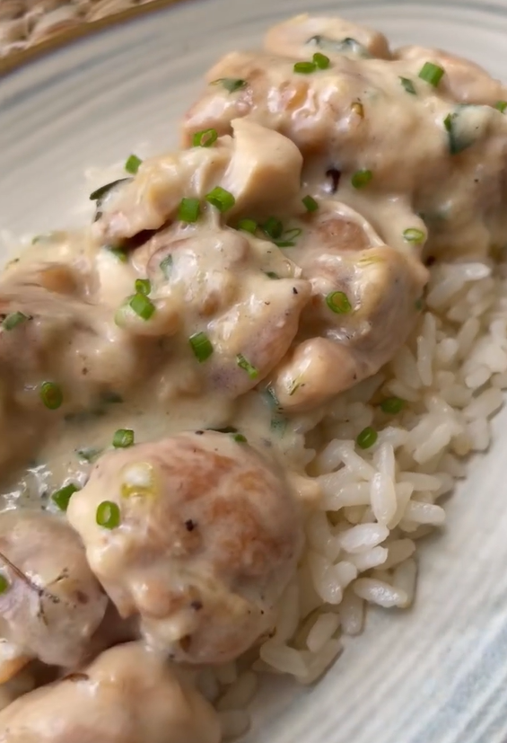 Pollo a las finas hierbas: receta casera fácil y aromática