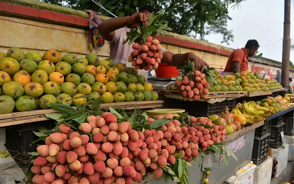Little girl's litchi bargaining with vendor delights internet