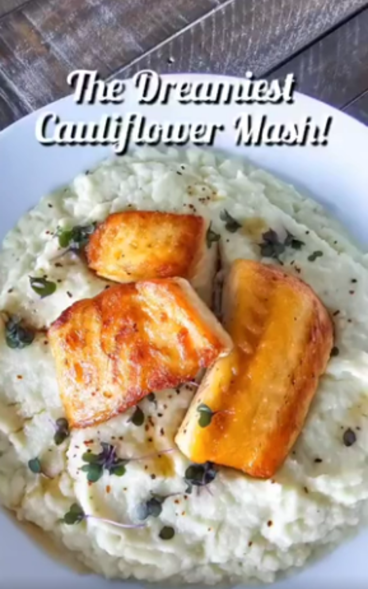 Creamy 4-ingredient garlicky mashed cauliflower | Keto & low-carb recipe