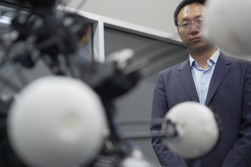 Introducing Argus, a robot with 20 legs and eyes built to move and see ...