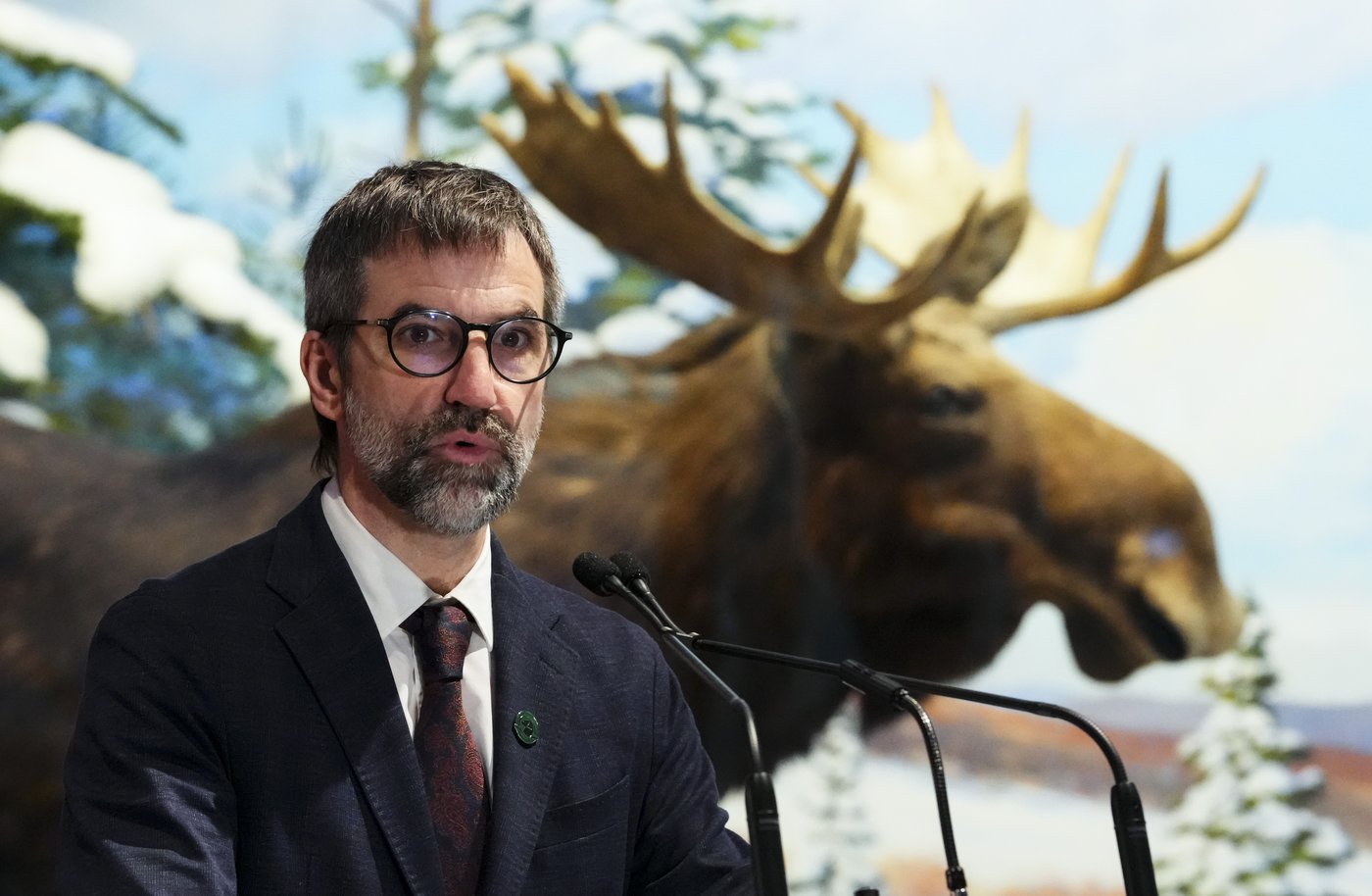 Politicians react to Steven Guilbeault's plan to resign as an MP