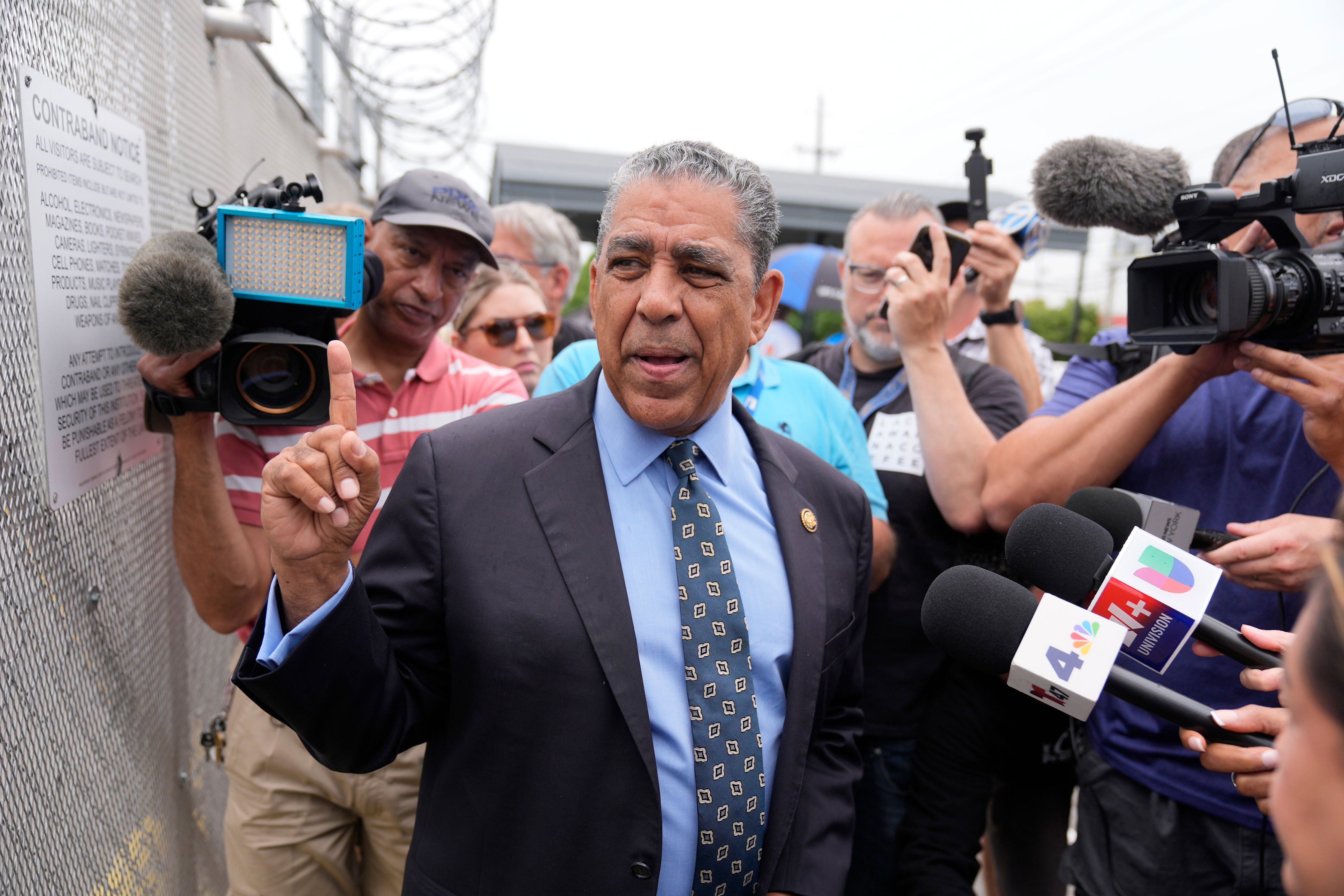 Espaillat denuncia “condiciones horribles” tras visitar Delaney Hall ...