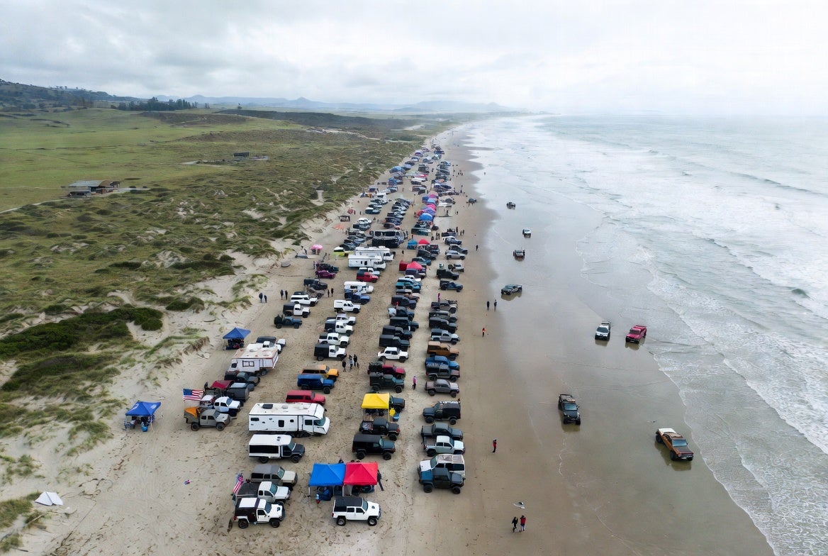 Jeep weekend at Crystal Beach: 100,000 people, no organizer, pure chaos