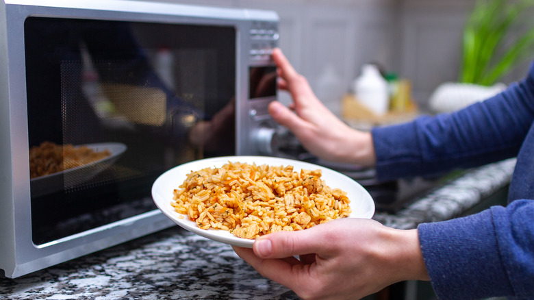 Types of containers you should and shouldn't put in the microwave