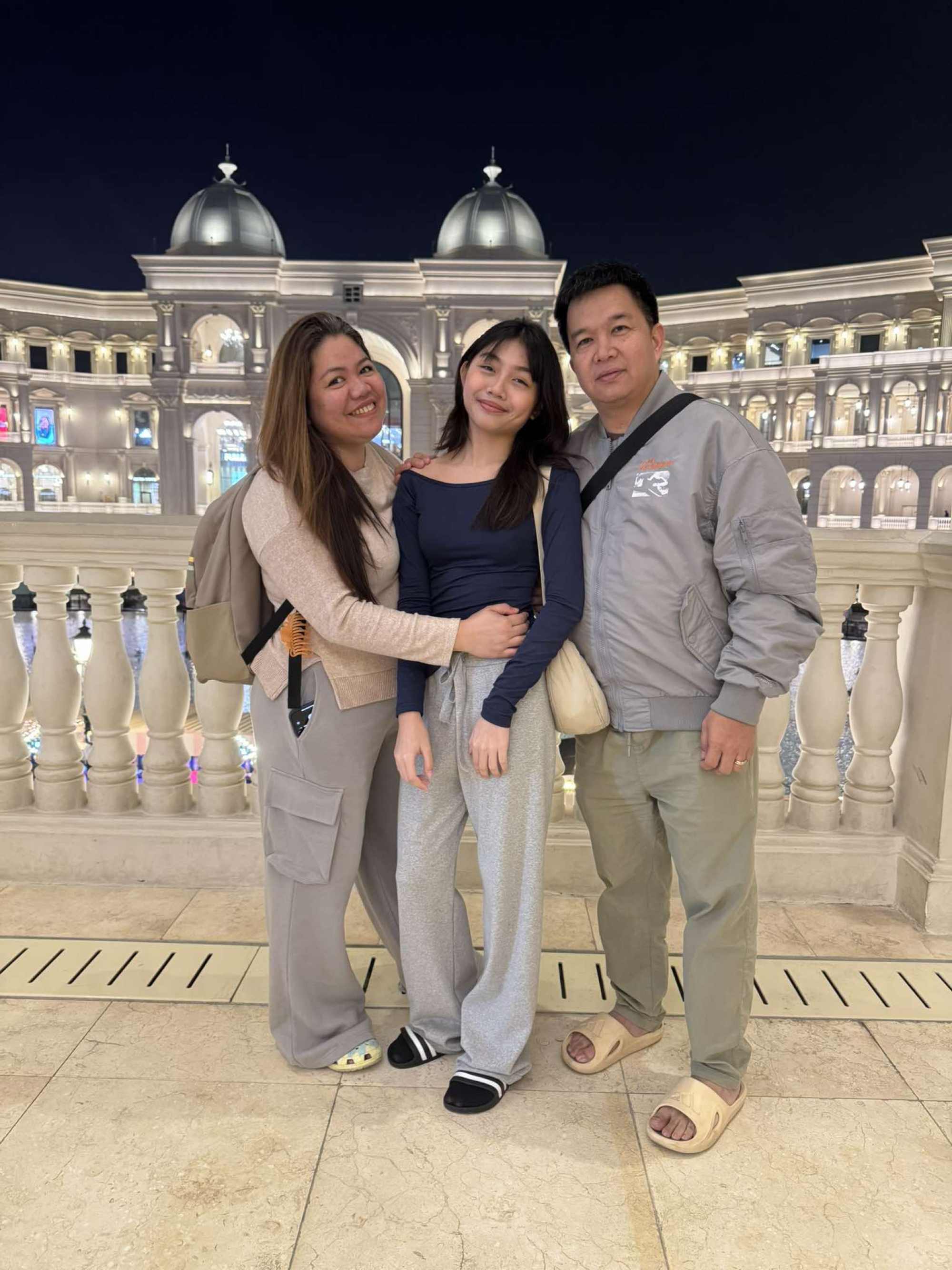Homesick Filipino migrants count cost of separation for a 'better' future