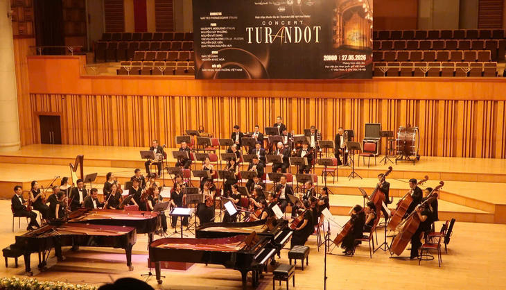 Bốn cây đàn piano cùng xuất hiện trên sân khấu Turandot concert