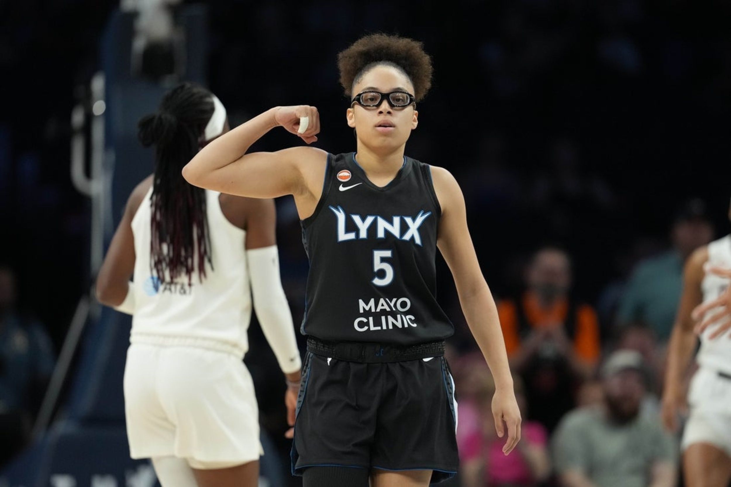 Lynx pull away in third quarter, power past Dream