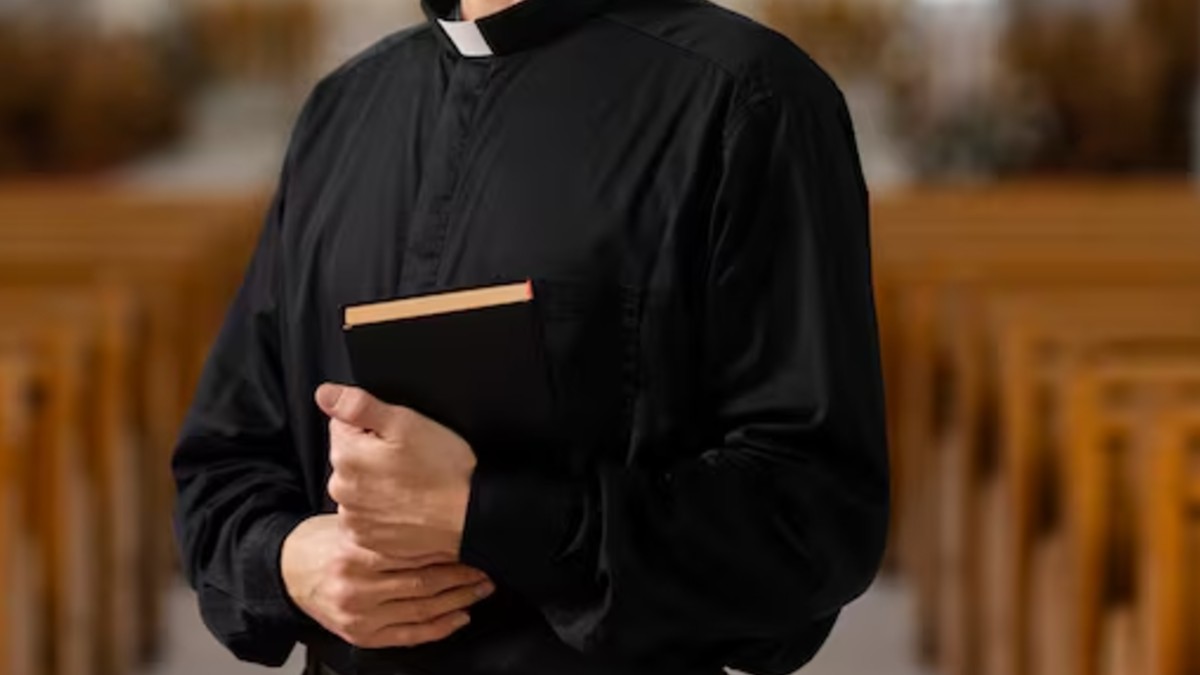 Sacerdote es acusado de sedar y abusar de cuatro mujeres; fiscalía pide ...