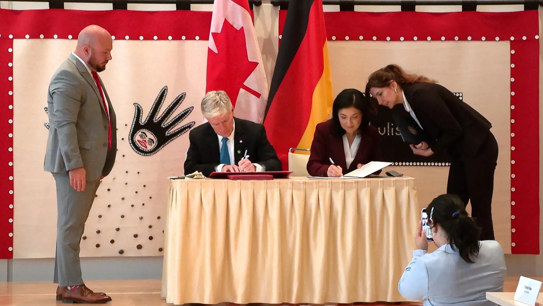 Canada and Germany sign first long-term LNG export deal