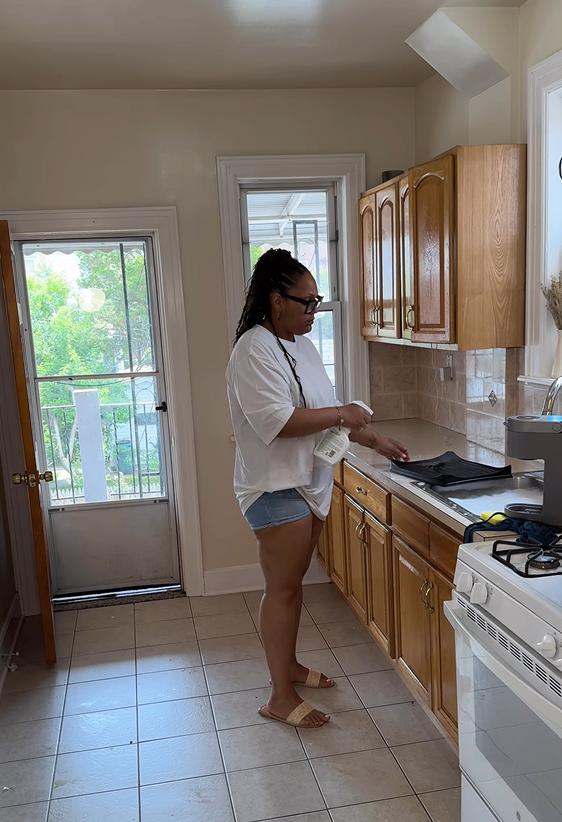 How to degrease kitchen cabinets | Easy cleaning tip for a fresh kitchen