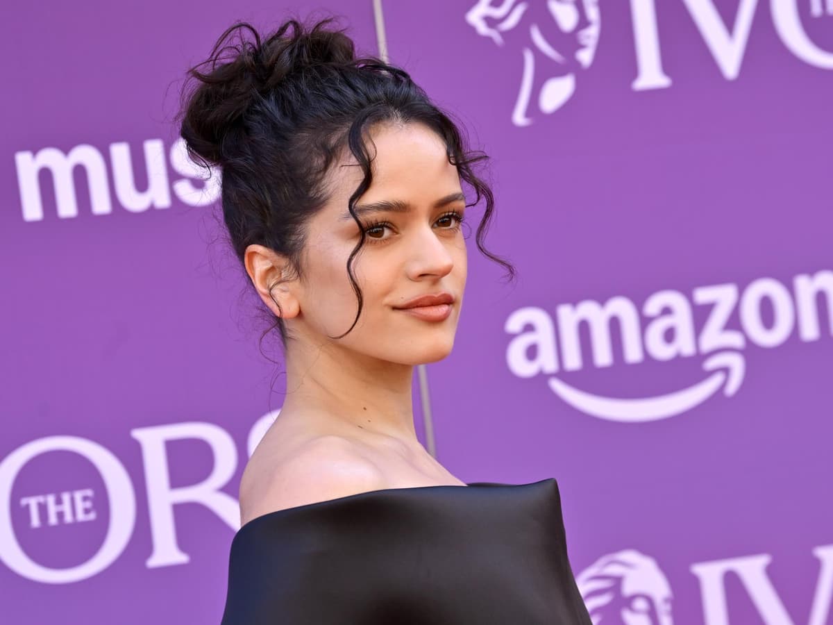 Beauty Crush! Rosalías "Curly Updo" ist wie gemacht für den Sommer 2026