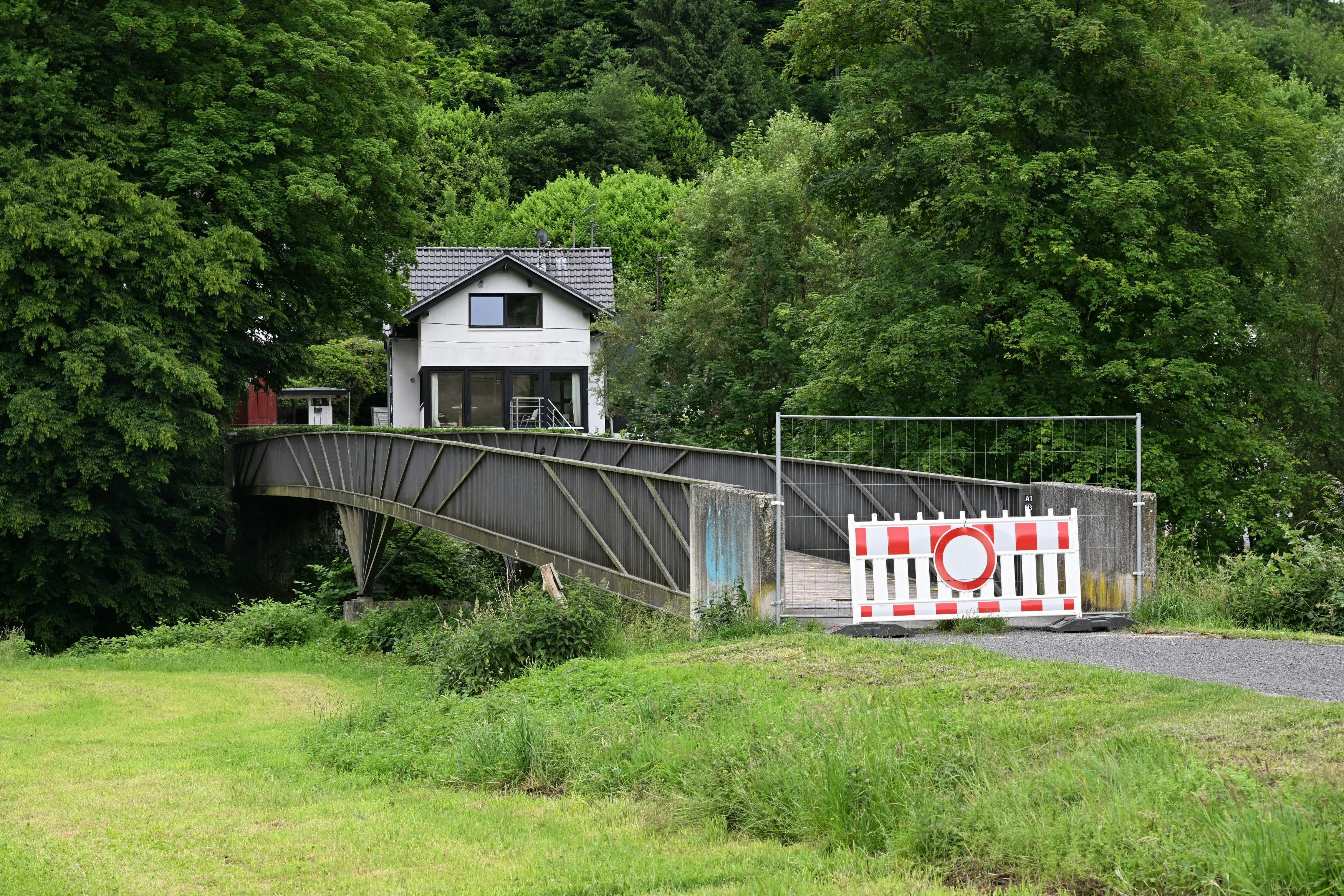 Pilz am Holz: Fußgängerbrücke Süd an Gut Eichthal soll provisorisch ...