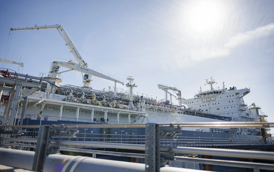 Canada seals first long-term LNG deal with European buyer
