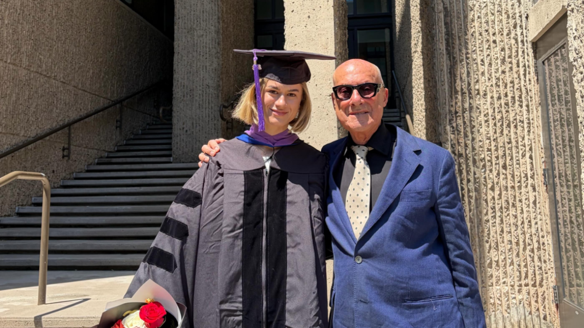 Norman Foster, orgulloso de su hija que termina sus estudios con honores