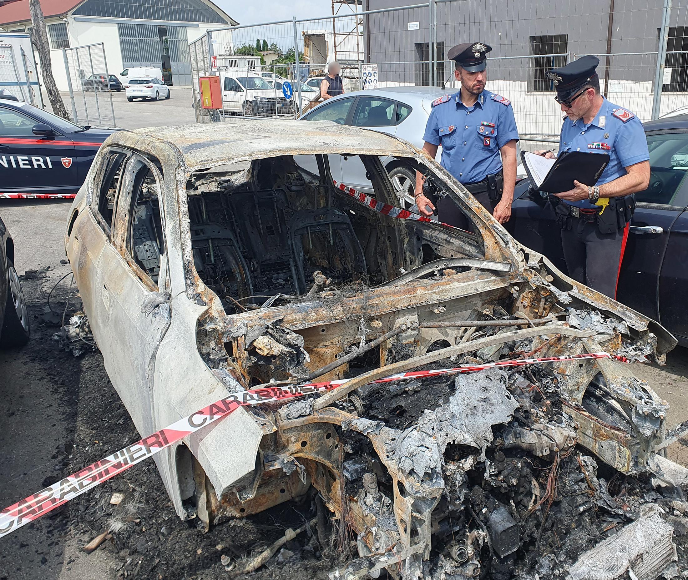 Incendiarono l’auto di Barzan. Uno patteggia, l’altro a processo