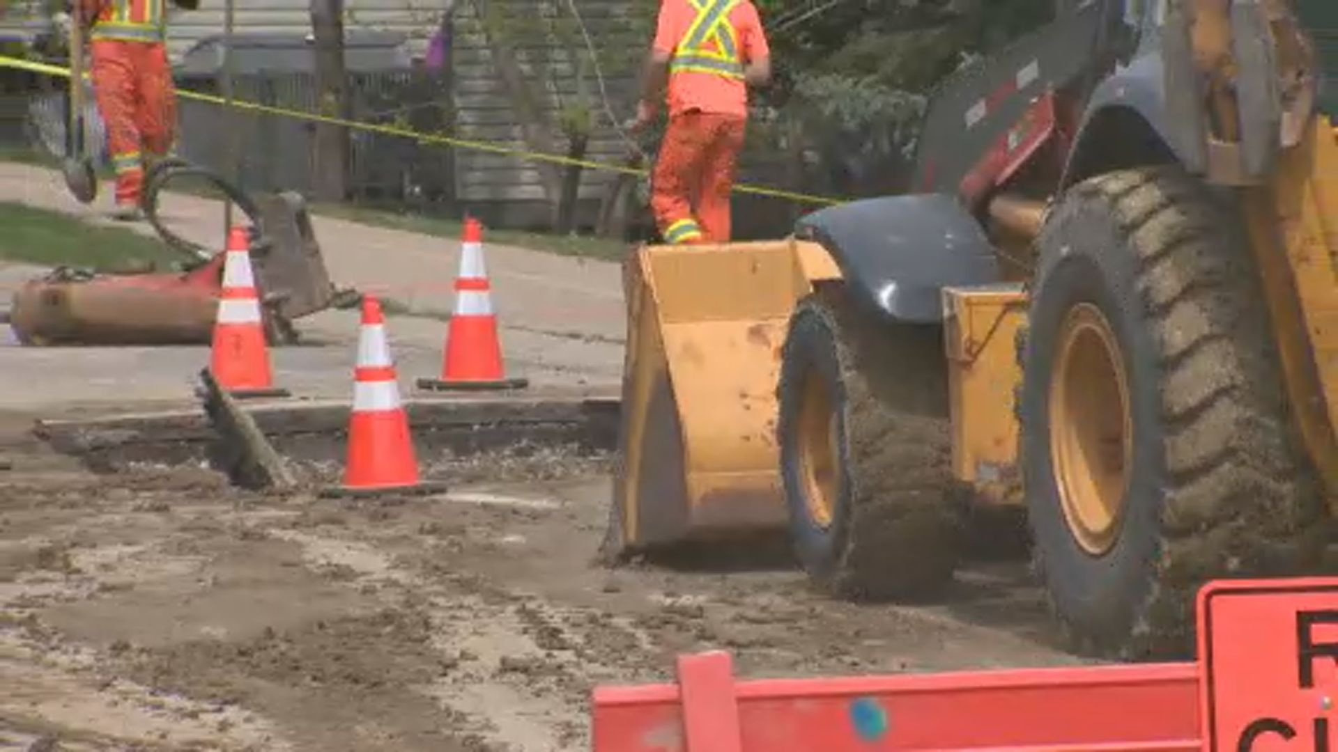 Water main break in Calgary's Coach Hill leaves homeowners without water