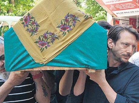 Annesini son yolculuğuna uğurladı