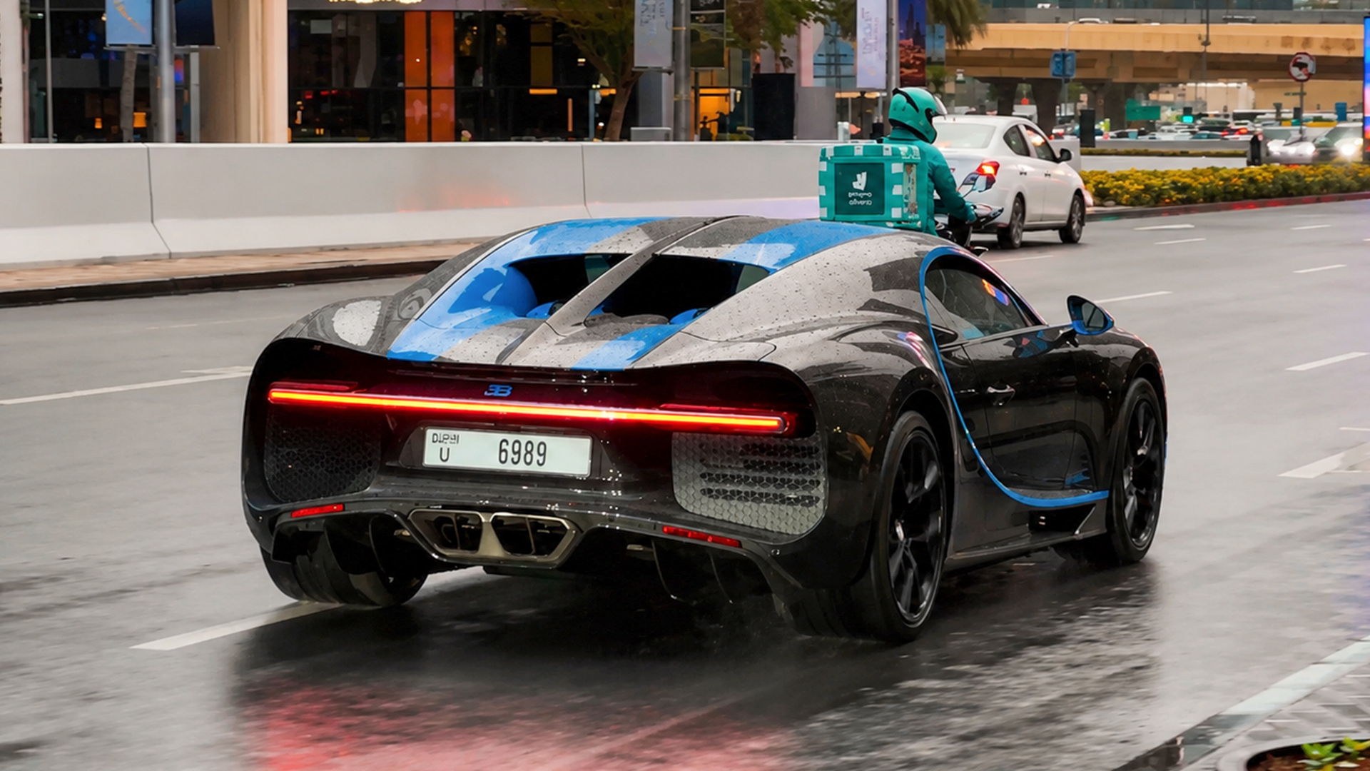Bugatti Chiron van 3.900.000 dollar in Dubai bij nat weer