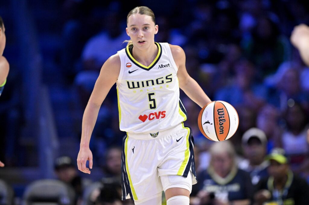 Paige Bueckers fan makes last-minute sign change after spotting her in ...