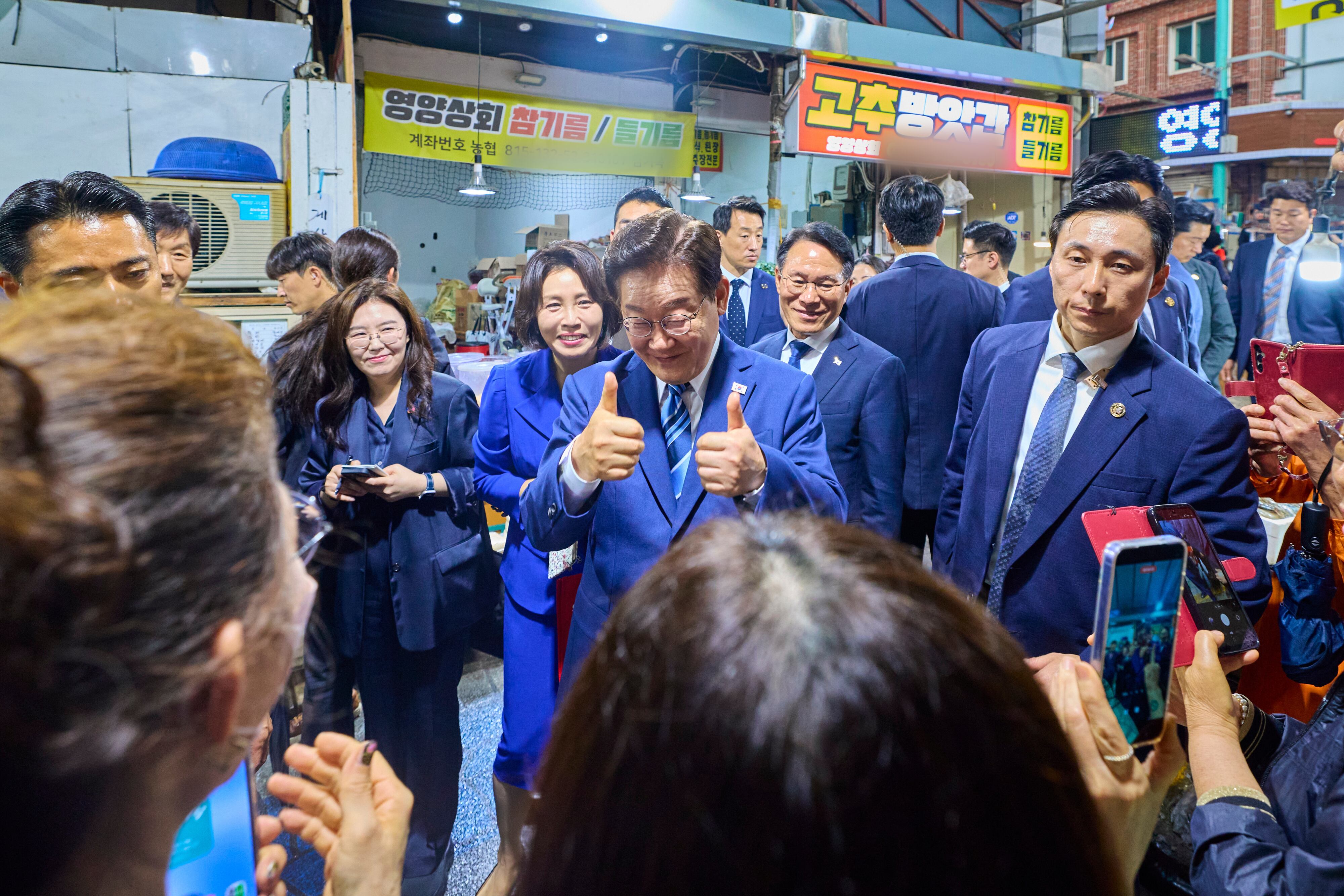 President Lee’s market visits draw election criticism