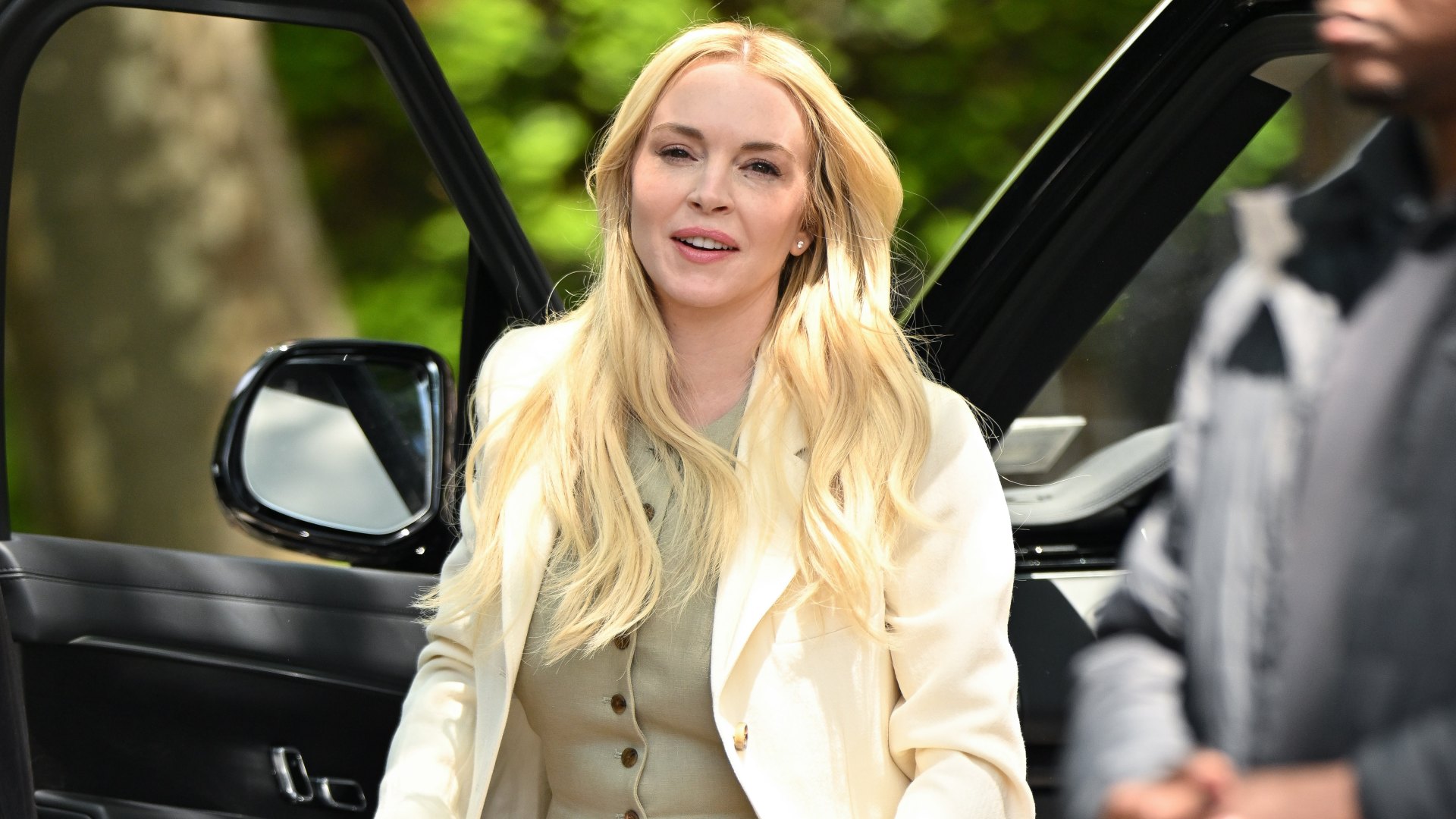 Lindsay Lohan's 5-figure handbag holds absolutely everything