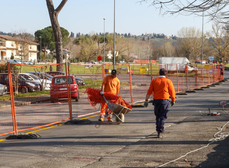 Piazza Kennedy, cantiere infinito. Soffre anche Largo San Zanobi