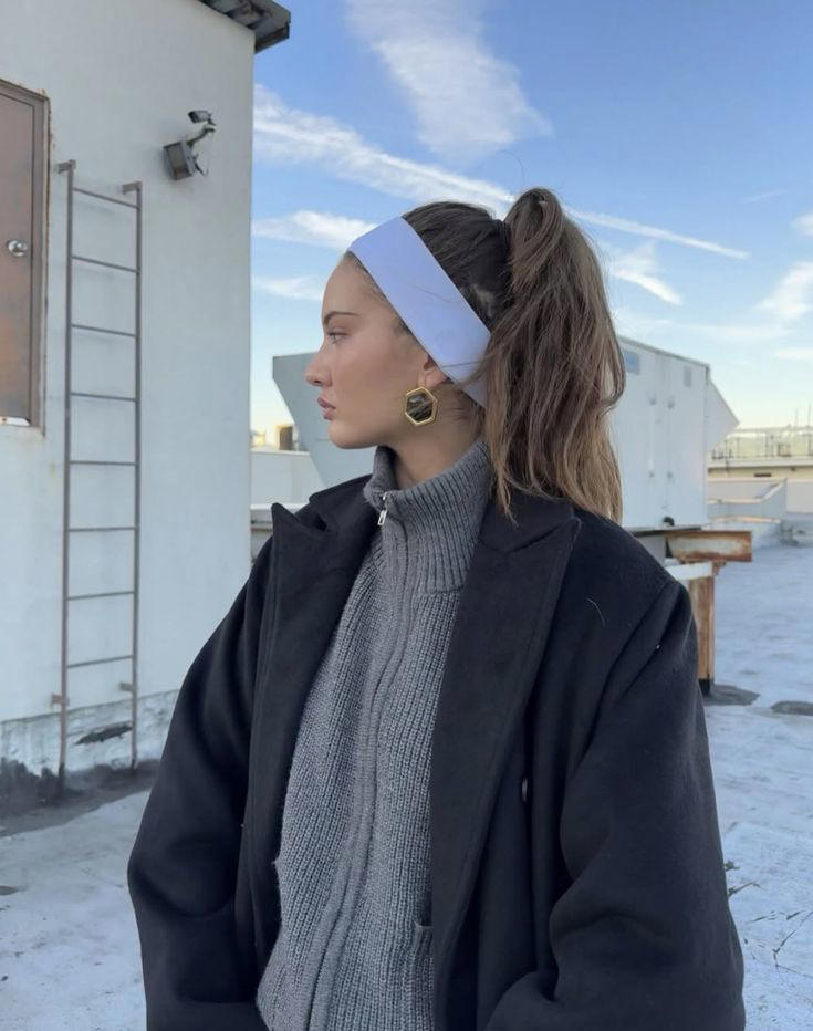 Tips memakai aksesori hairband kain yang simpel tapi stylish