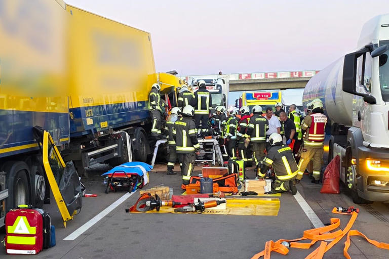 Vollsperrung auf A9: Feuerwehr muss Fahrer nach Horror-Unfall aus Wrack ...