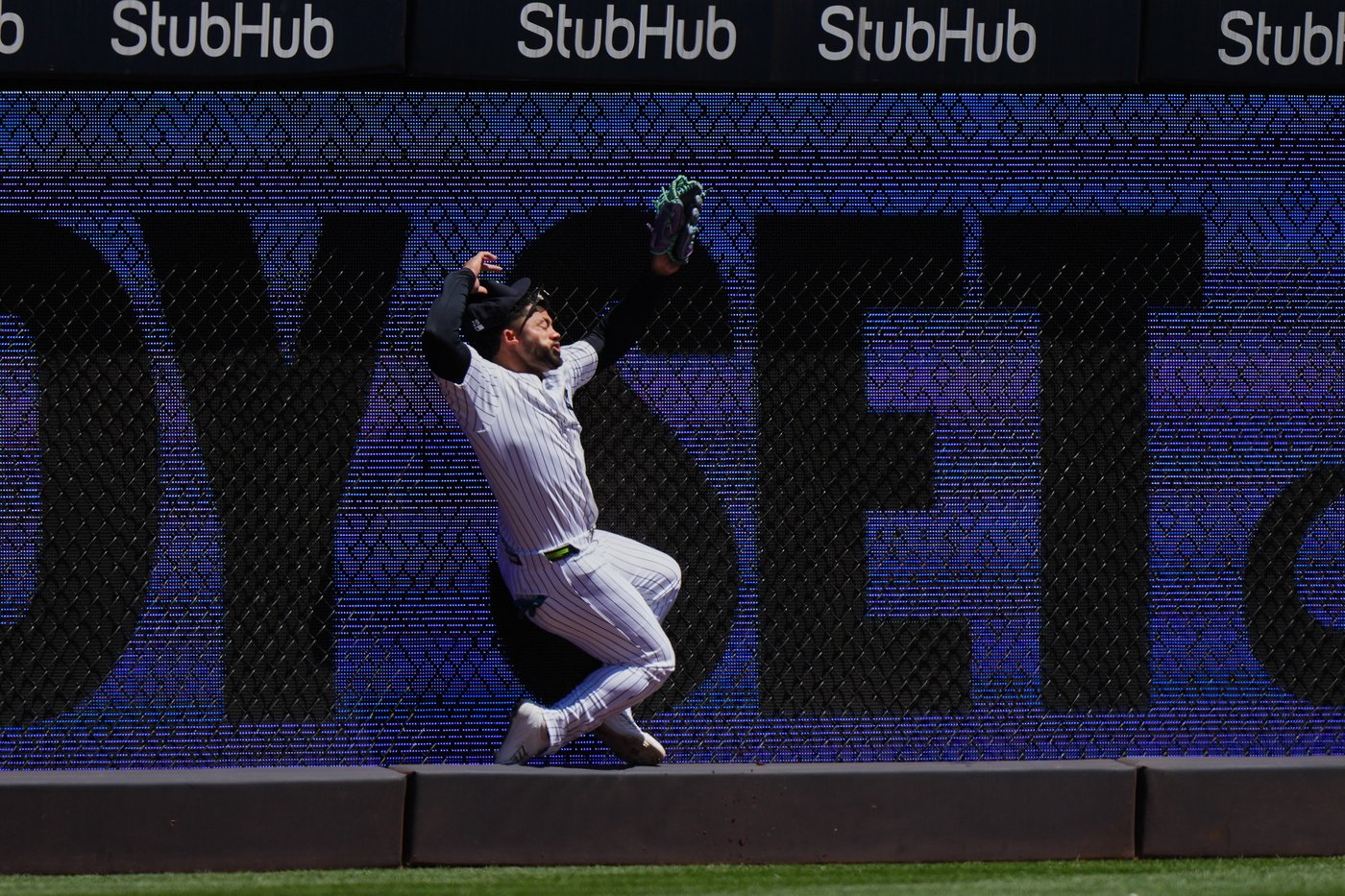 Yankees' Giancarlo Stanton takes a key recovery step, running outside ...