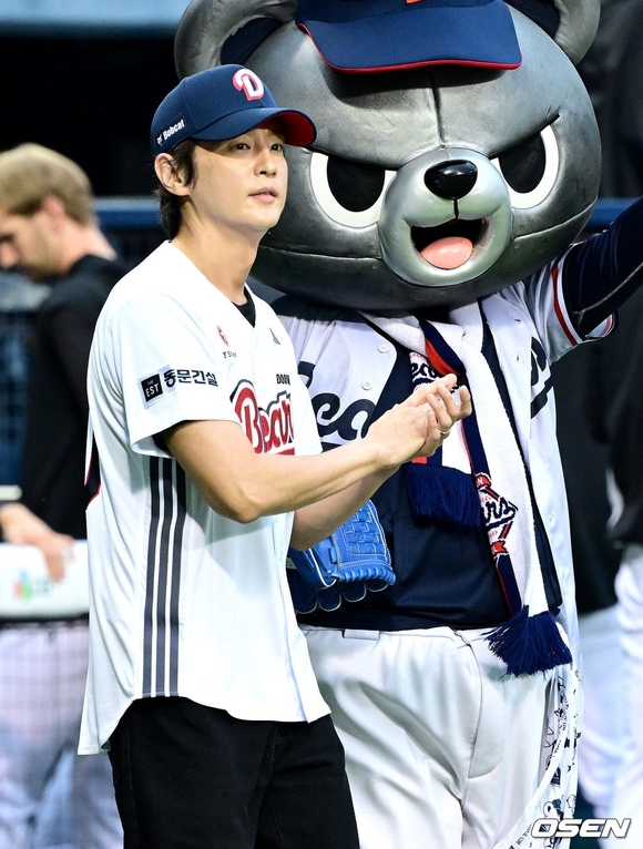 【PHOTO】クォン・ユル、始球式に登場…魅力的なユニフォーム姿