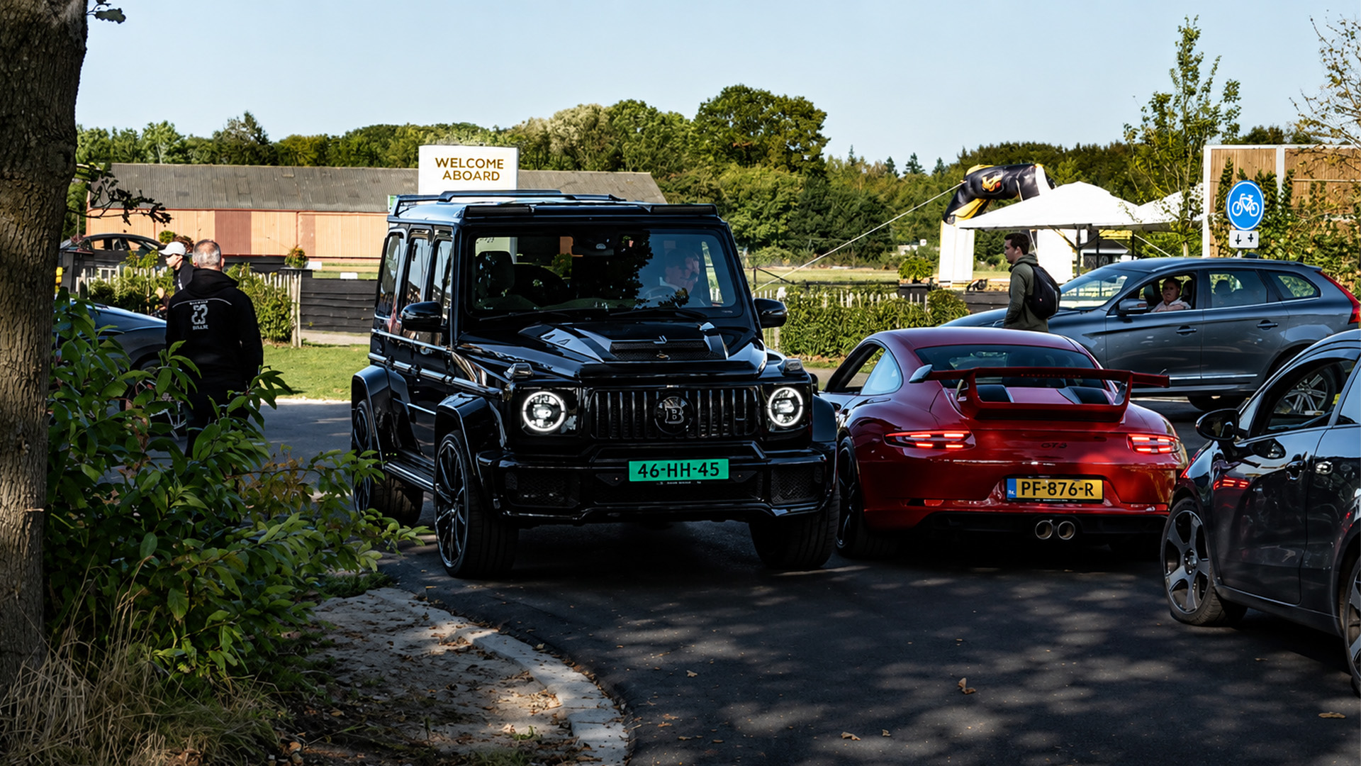Un Brabus G Wagon manque de peu une Porsche GT3 dans le trafic