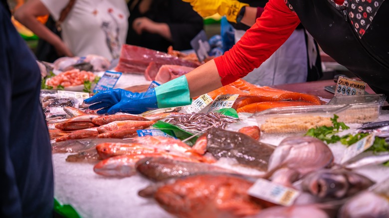 10 tips for cooking fish on the grill, according to a chef