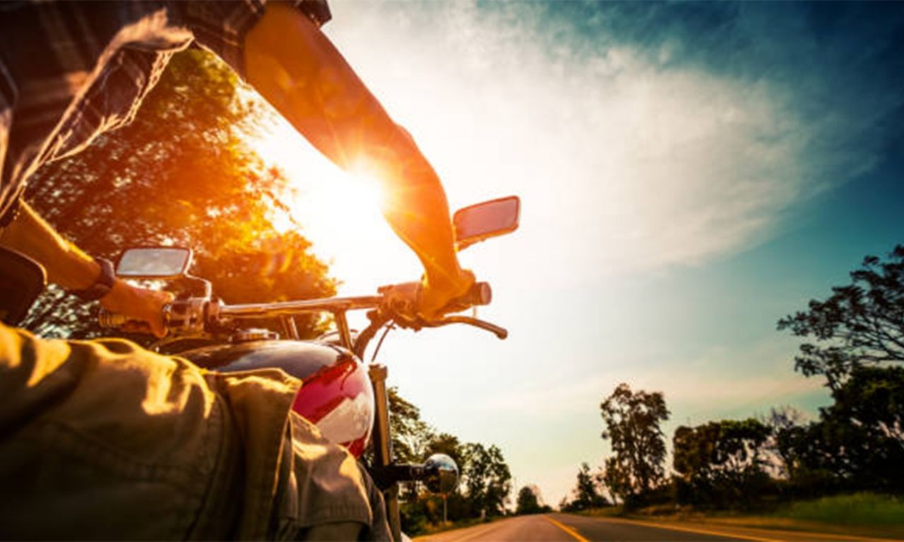 ¿Cómo proteger tu moto del sol cuando la estacionas en la calle?