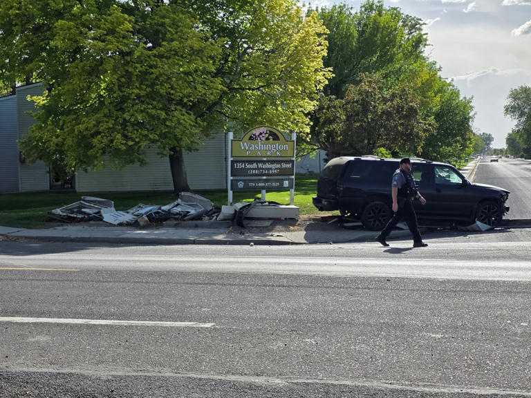 Vehicle crashes into pole in Twin Falls